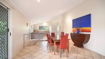 Casa (4 Bedrooms) | Opções para refeição no quarto