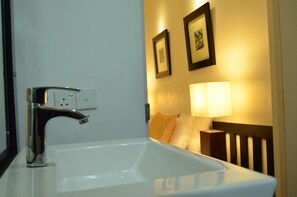 Um polibã, um chuveiro fixo, artigos de higiene pessoal grátis 