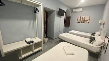 Quarto triplo, banheiro compartilhado | Edredons de pluma, ferros/tábuas de passar roupa, Wi-Fi de cortesia
