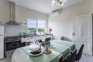 Casa, 3 quartos, terraço | Cozinha privada | Um frigorífico/congelador grande, um micro-ondas, um forno 