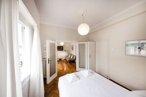 Apartamento Standard, 1 cama de casal e sofá-cama, varanda, Vista para a cidade | 1 quarto, com decoração personalizada, com mobília individualizada 