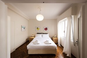 Apartamento Standard, 1 cama de casal e sofá-cama, varanda, Vista para a cidade | 1 quarto, com decoração personalizada, com mobília individualizada 