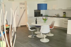 Apartamento | Cozinha privada | Geladeira, micro-ondas, fogão, cooktop