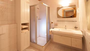 Toalhas fornecidas, papel higiénico