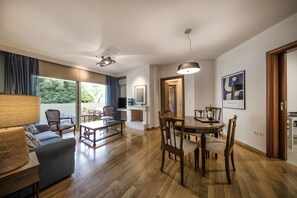 Apartamento Premium, 2 quartos, cozinha, Vista para a cidade | Sala de estar | Smart TV, Netflix, livros, serviços de streaming 