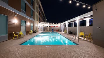 Piscina externa, funciona das 8h às 22h, espreguiçadeiras