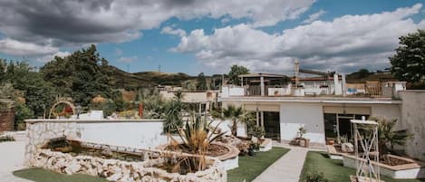 Uma casa moderna com varanda, piscina e jardim.