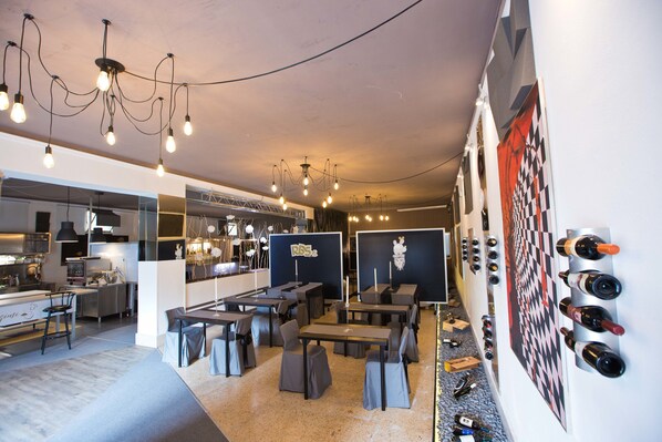 2 bares/lounges, bar ao lado da piscina