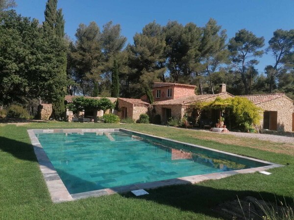 Le Mas Des Escans - Signes