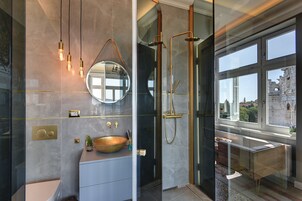 Apartamento superluxo | Banheiro | Banheira e chuveiro separados, banheira de imersão