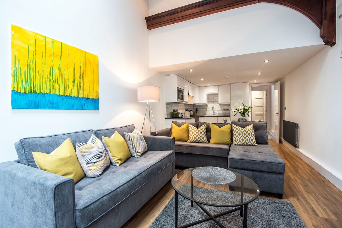 Apartamento, 2 quartos (The Wolsey) | Sala de estar | TV de ecrã plano