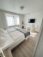 Quarto Duplo Básico, casa de banho privativa, vista para o jardim | Quartos insonorizados, Wi-fi grátis, roupa de cama fornecida