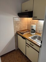 Quarto Duplo Deluxe, casa de banho privativa, vista para o pátio | Cozinha privada