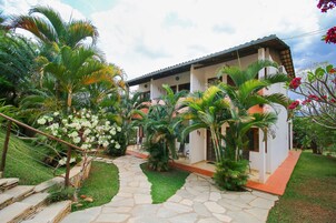 Minibar, secretária, roupa de cama fornecida