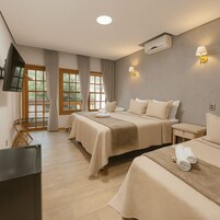 Suíte Luxo Família | Minibar, secretária, roupa de cama fornecida