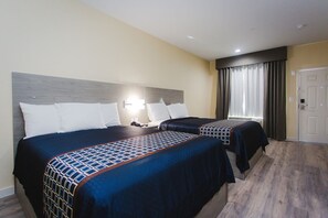 Quarto standard, 2 camas Queen, para não fumantes | Escrivaninha, cortinas blackout, quartos à prova de som