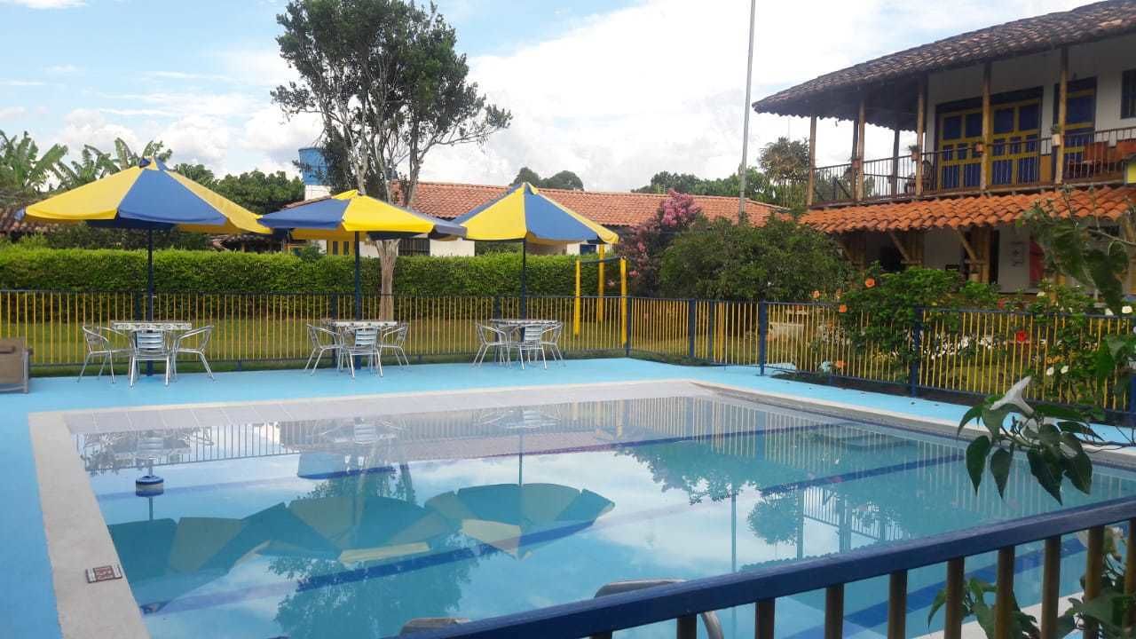 Piscina externa, guarda-sóis, espreguiçadeiras