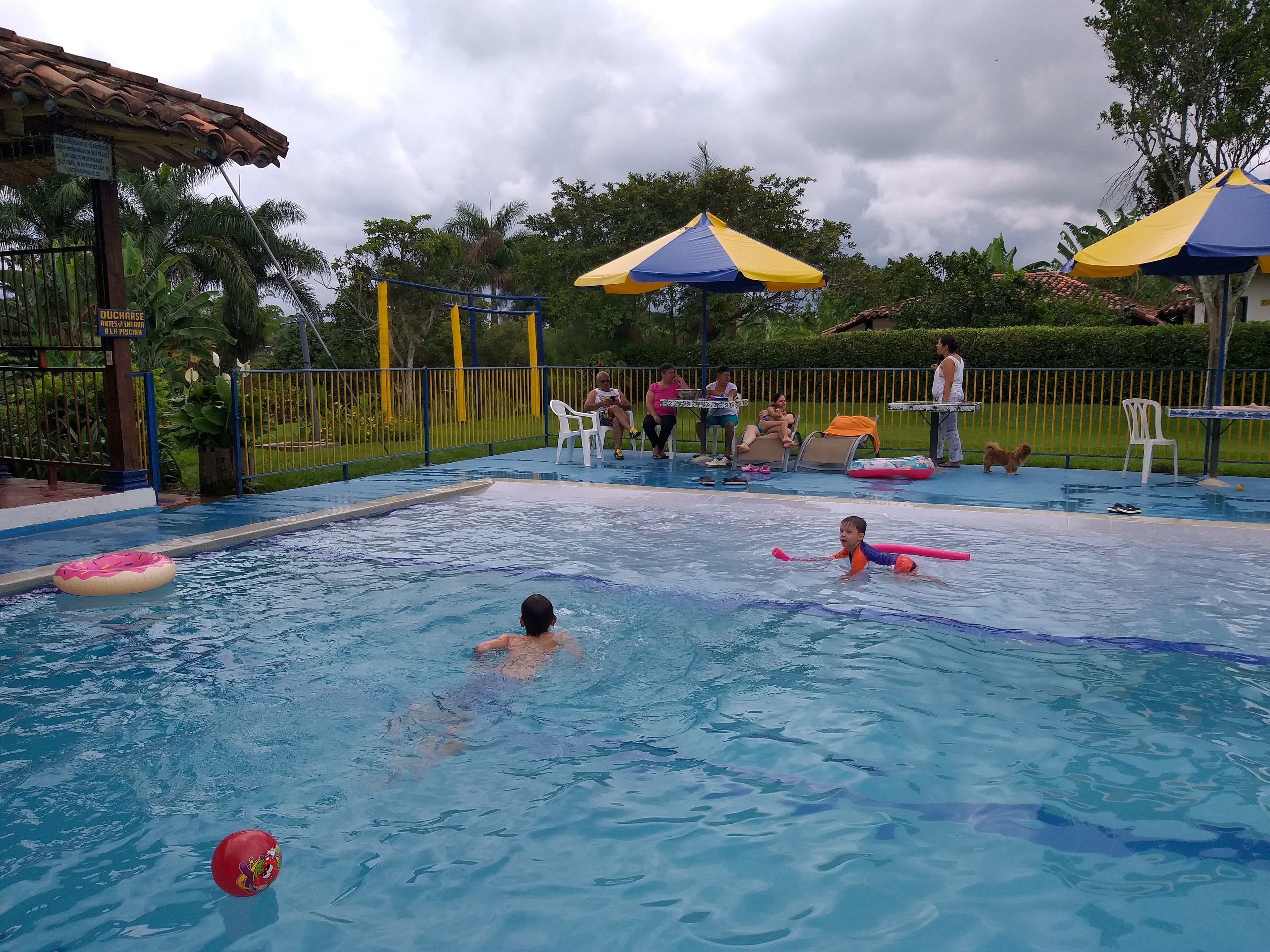 Piscina externa, guarda-sóis, espreguiçadeiras