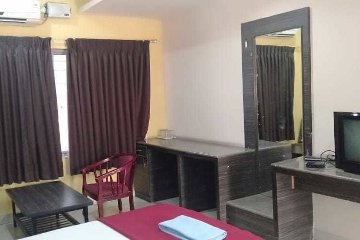 Cofre no quarto, cortinas/cortinados opacos, roupa de cama fornecida 