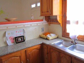 Casa, 3 quartos | Cozinha privada | Um frigorífico, um micro-ondas, um forno, uma placa de cozinha 