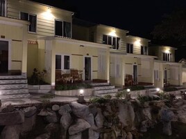 Quarto Quádruplo Familiar | Sala de estar | Televisor de ecrã plano de 32 polegadas com canais por cabo, televisor 