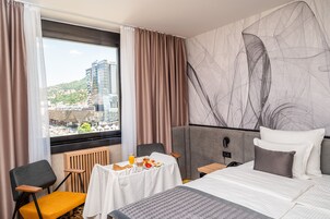 Minibar, cofre no quarto, secretária 