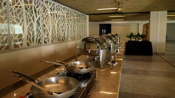 Pequeno-almoço continental diário (20 USD por pessoa)