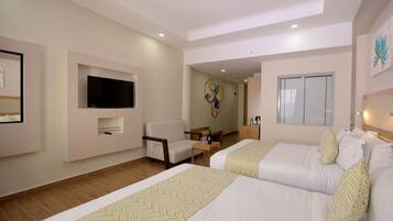 Roupa de alta qualidade, minibar, cofre no quarto, secretária