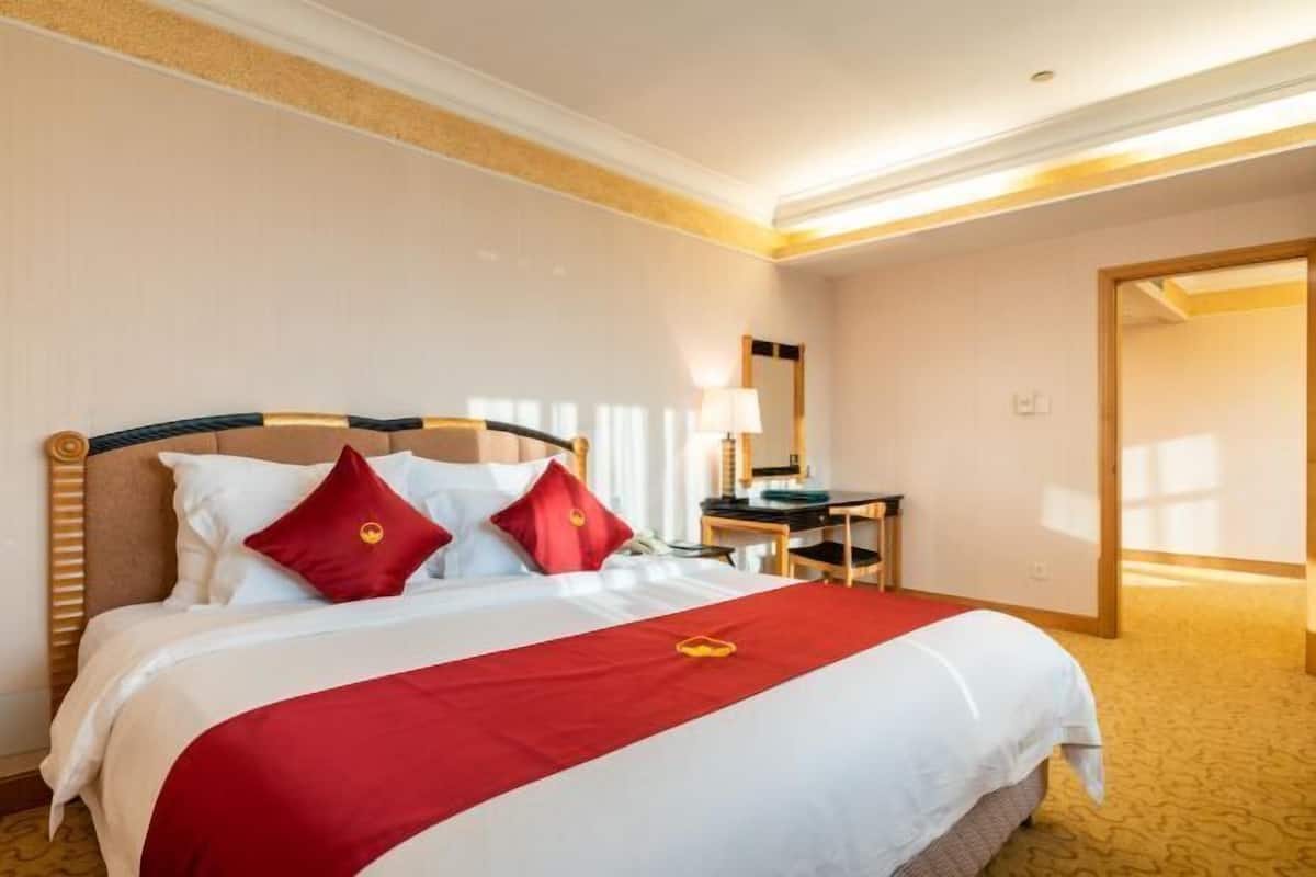 Roupas de cama premium, cofres nos quartos, escrivaninha