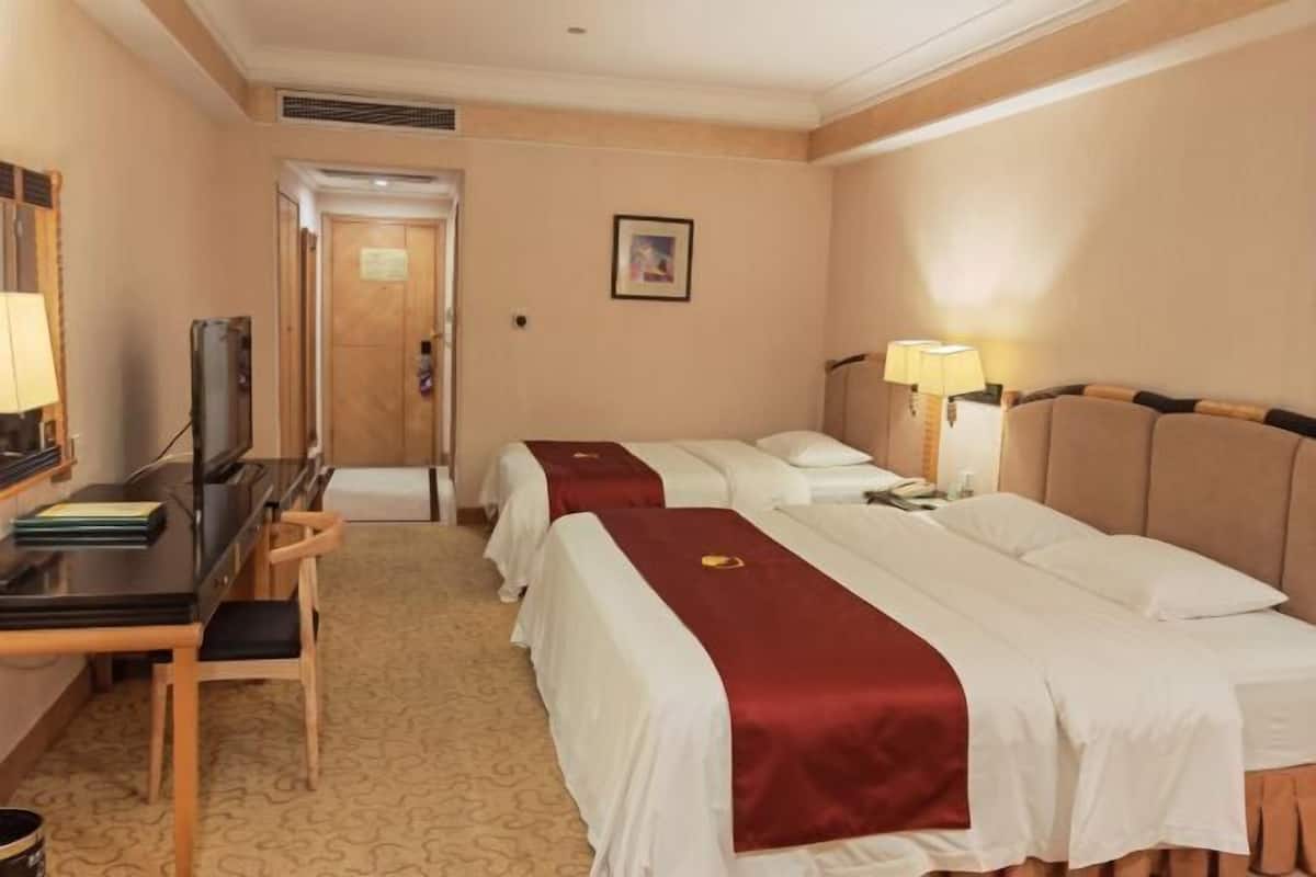 Roupas de cama premium, cofres nos quartos, escrivaninha