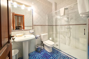 Quarto duplo superior | Banheiro | Secador de cabelo, roupões de banho, chinelos, toalhas de banho