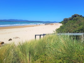 Perto da praia, praia de areia branca 