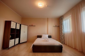 Suite de Luxo, kitchenette | Cofre no quarto, secretária 