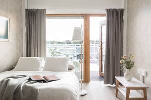 Escrivaninha, espaço de trabalho para notebook, cortinas blackout