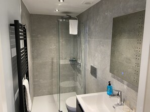Quarto Duplo ou Twin Superior, vista para o mar | Casa de banho | Artigos de higiene pessoal grátis, um secador de cabelo 