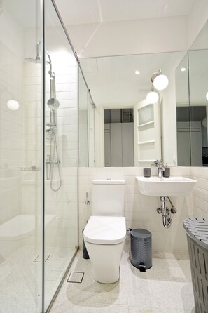 Apartamento Deluxe, 4 quartos, casa de banho privativa, no rés do chão | Casa de banho | Um polibã, um chuveiro fixo, artigos de higiene pessoal grátis 