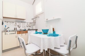 Estúdio (Apartments Carmen &amp; Tosca -Studio) | Kitchenette privada | Um frigorífico, um micro-ondas, uma placa de cozinha 