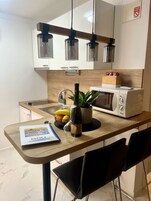 Estúdio (Apartments Noa Old Town - Studio - Gr) | Cozinha privada | Geladeira, micro-ondas, cooktop, chaleira elétrica