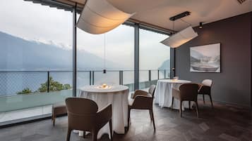 2 restaurantes, almoços servidos, cozinha mediterrânica