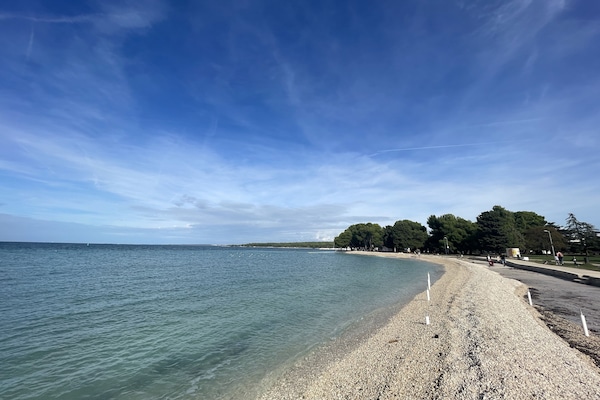 Perto da praia, praia de areia branca, espreguiçadeiras