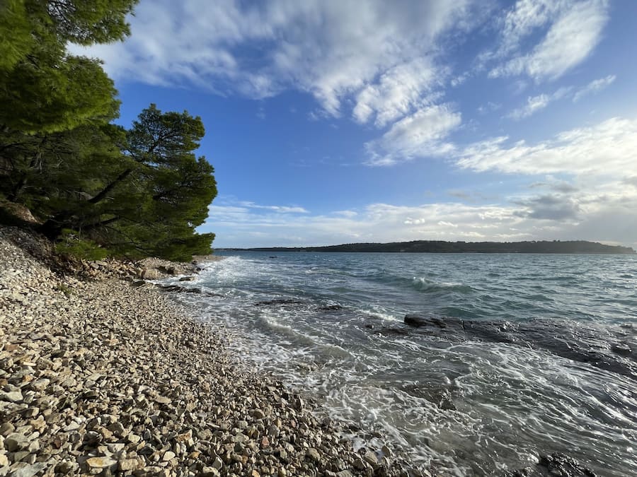 Perto da praia, praia de areia branca, espreguiçadeiras