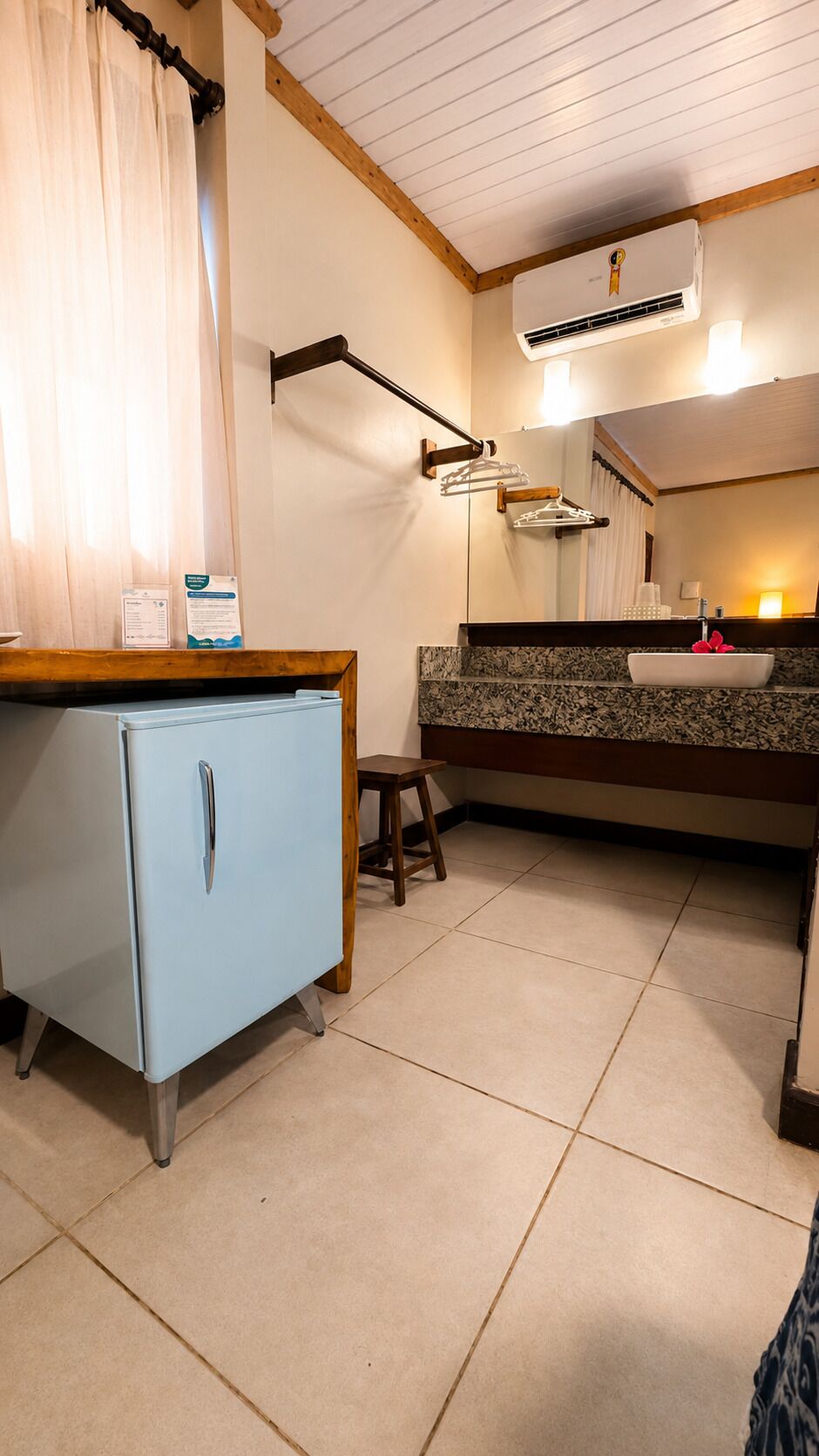 Quarto superior, 1 quarto, varanda coberta, vista para o jardim | Comodidades do quarto