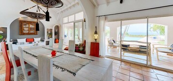 Cooktop, lava-louças, talheres/pratos/utensílios de cozinha