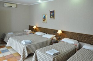 Quarto superior | Frigobar, cofres nos quartos, escrivaninha, Wi-Fi de cortesia