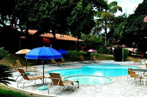 Piscina externa, espreguiçadeiras