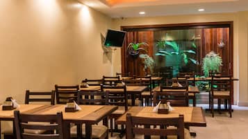 Café da manhã com buffet grátis todos os dias