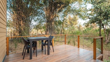 Premium Rooms with Balcony and Forest View | 1 quarto, individualmente mobiliados, escrivaninha, cortinas blackout