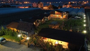 Bairro residencial com casas, um carro e uma placa visível.