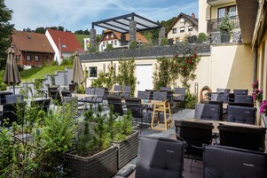 Terraço com espreguiçadeiras