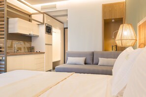 Studio Apartment | Área de estar | Smart TV 43 polegadas com canais via satélite, TV